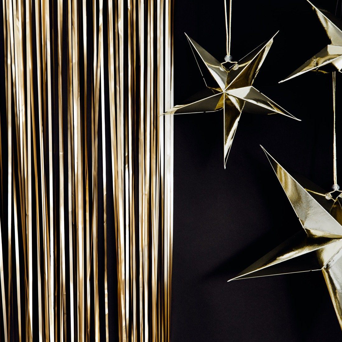 Украса за Стена Онлайн | Златна Завеса за Украса - Emotions Factory